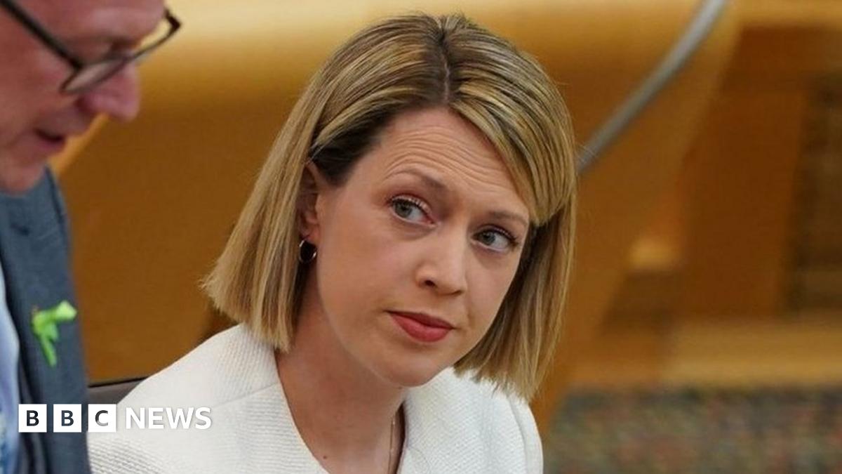 Jenny Gilruth did not break ministerial code - Humza Yousaf - BBC News