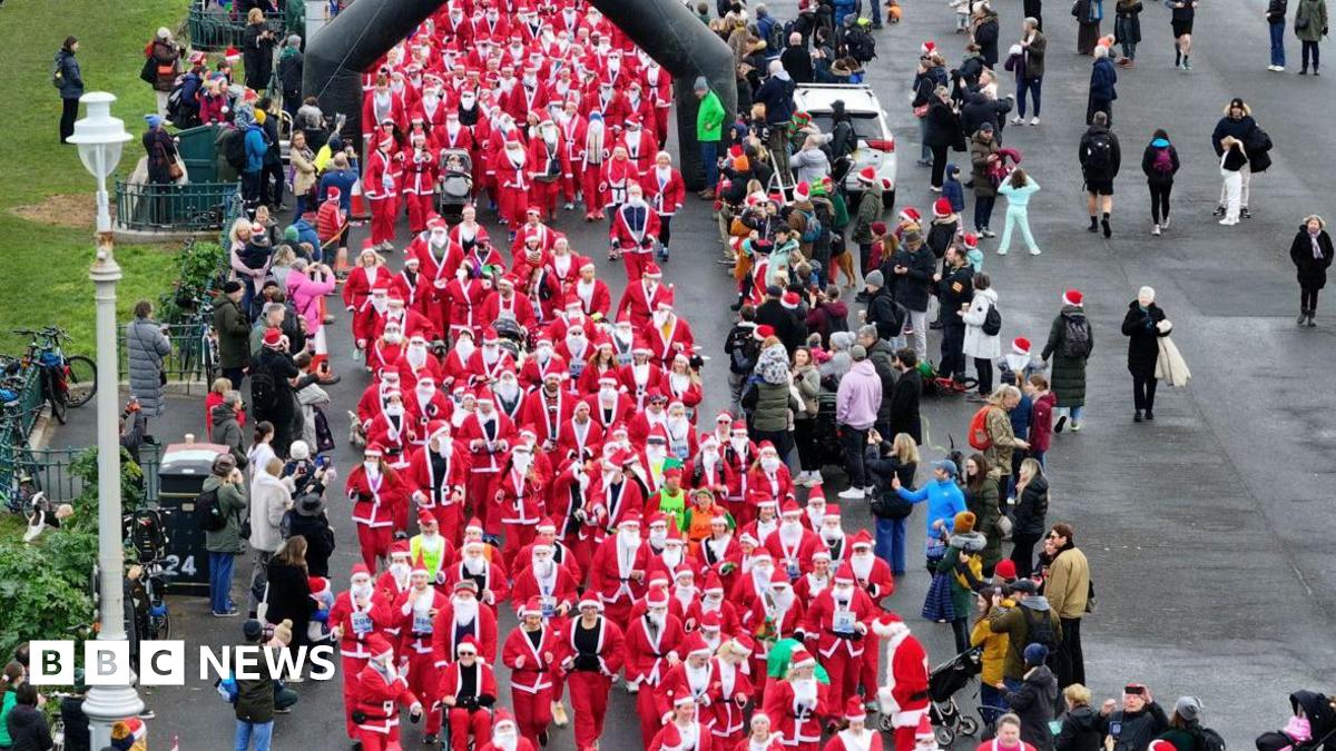 Brighton Santa Dash: Hundreds take part in annual seafront event - BBC News