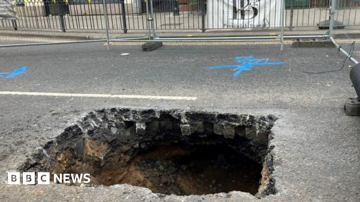 Sinkhole sees major M60-Manchester link road closed 'for safety' - BBC News