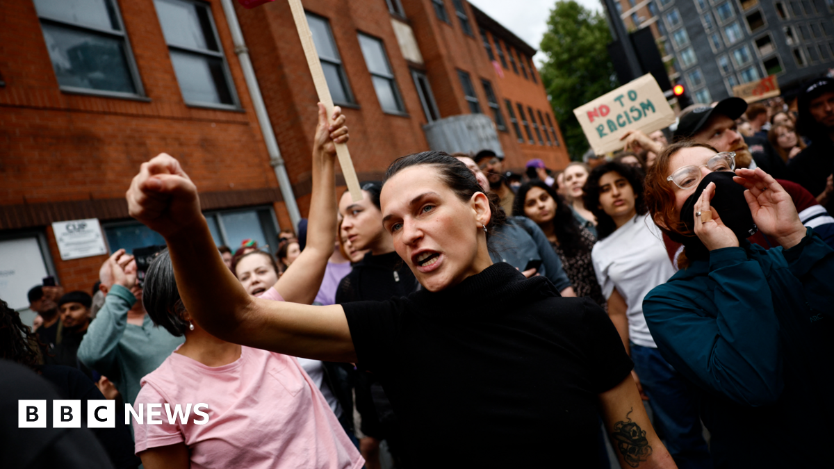 UK disorder: Thousands of counter-protesters rally after riots - BBC News