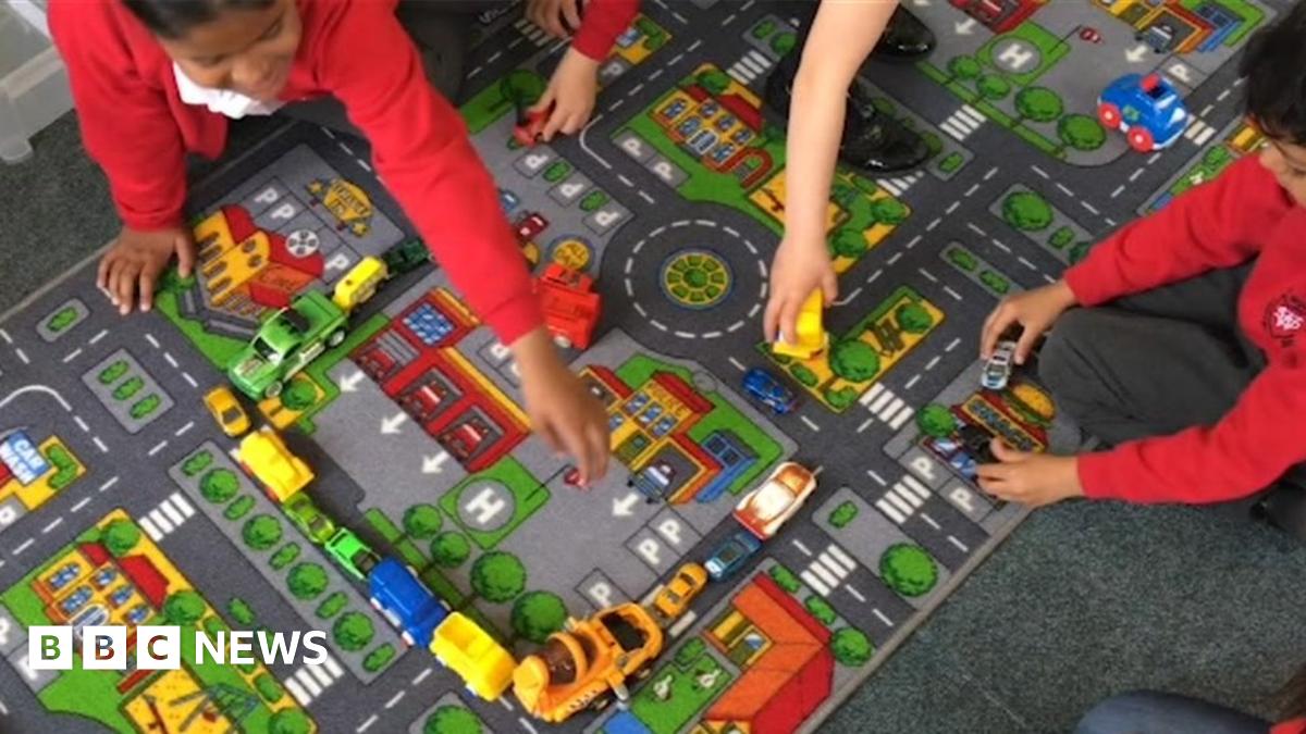 Virtual reality app to teach road safety to children - BBC News