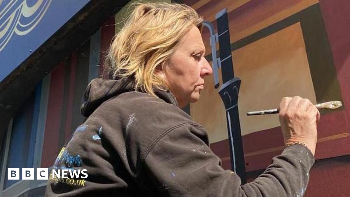 Artist wants mural on old cinema in Luton to convey 'hope' - BBC News