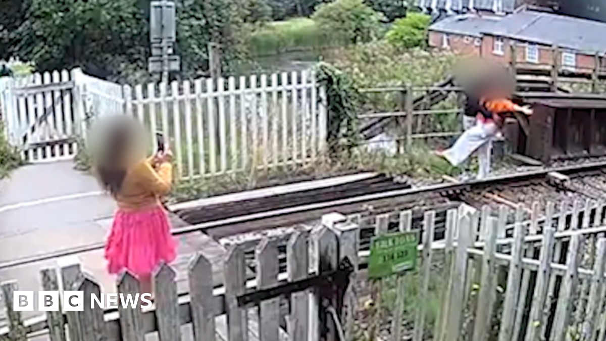 Sussex: Stay off tracks alert issued as risk-taking filmed - BBC News