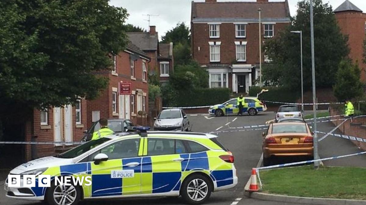 Murder arrests after man's death in Wellington - BBC News