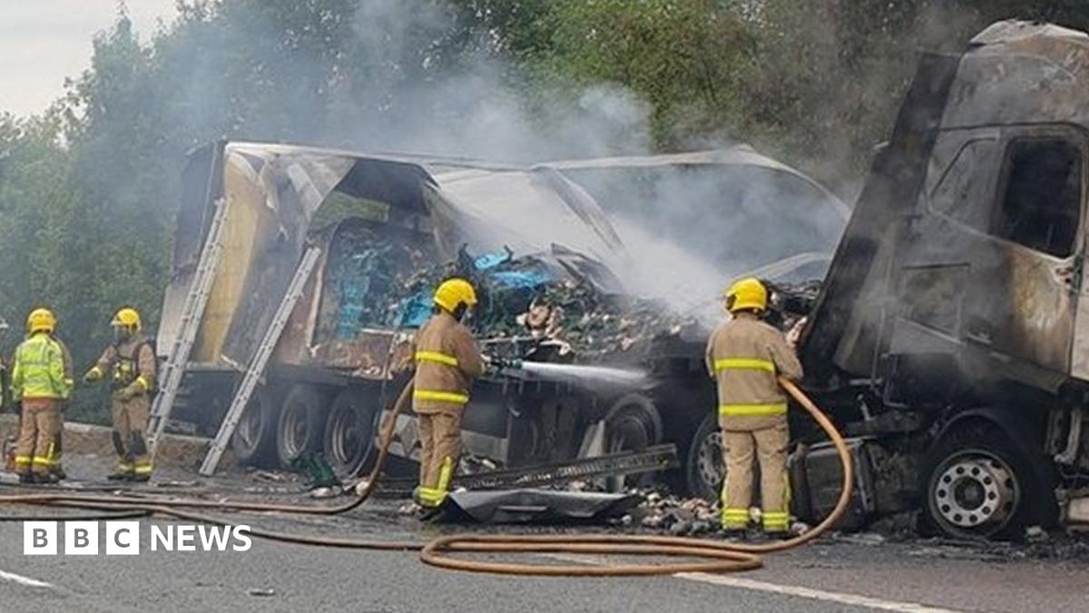 M6 closed: Motorists stuck in long delays after lorry fire - BBC News