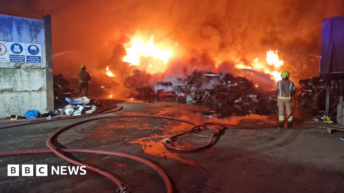 Fire crews tackle blaze at recycling plant in Great Blakenham - BBC News