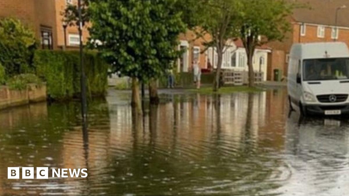 Slough: Burst water main causes flooding and hits supplies - BBC News