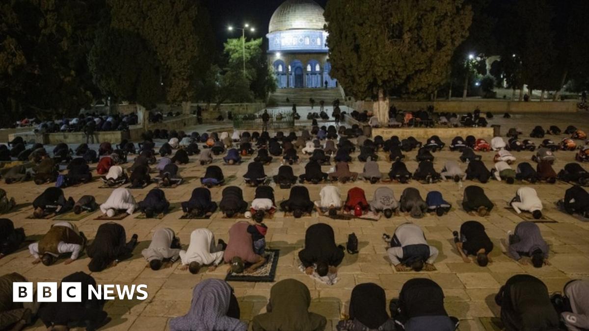 Coronavirus: Famous mosques reopen in Saudi Arabia and Jerusalem - BBC News