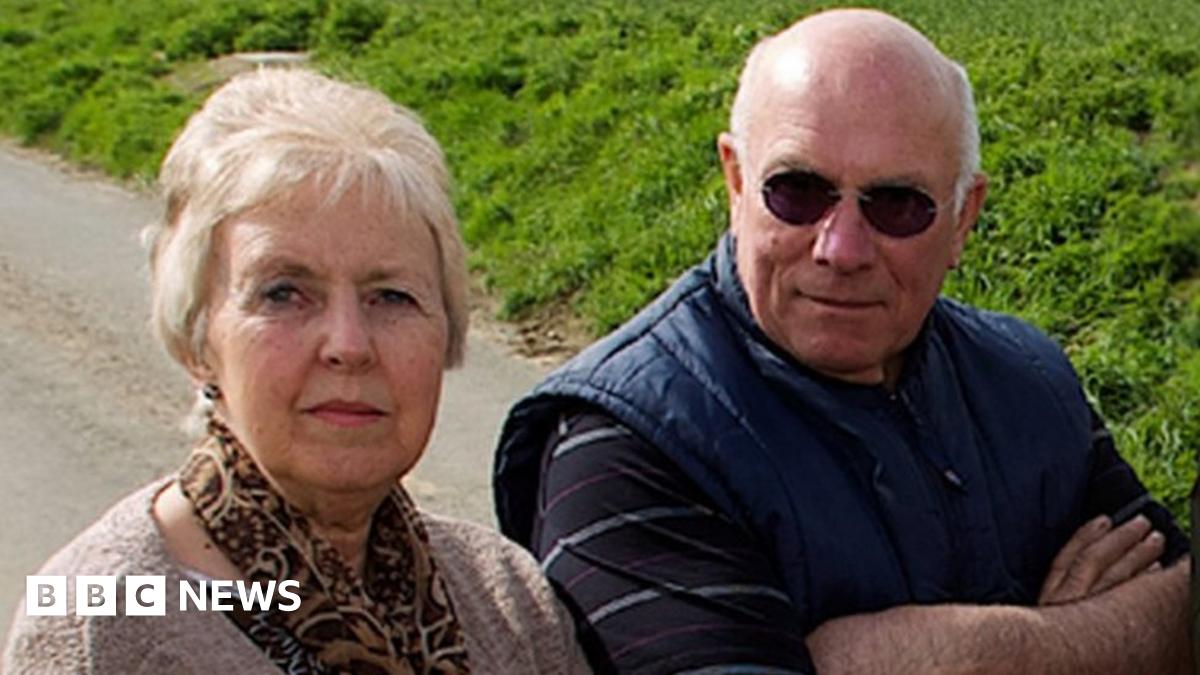 Weybread killings: 'Mystery man' spotted week before deaths - BBC News