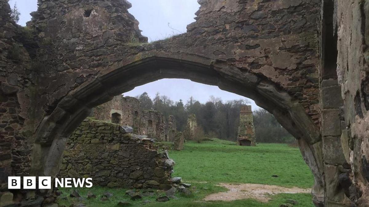Leicestershire priory ruins sold by Catholic church in £10 deal - BBC News
