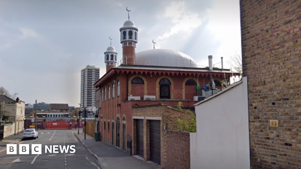 Stratford mosque in London damaged in suspected hate crime - BBC News