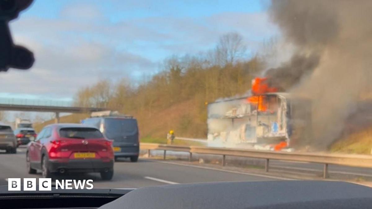 Lorry fire in Warwickshire causes delays on M40 - BBC News