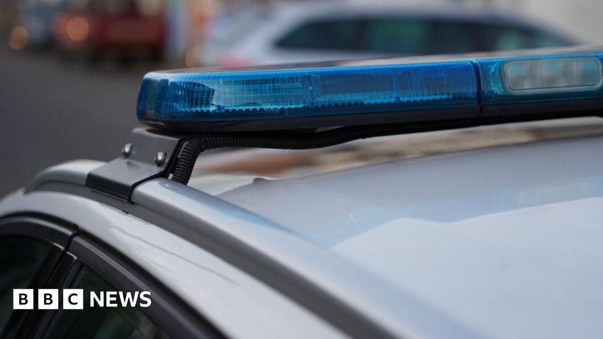 A47 between Dereham and Swaffham reopens after tree fall - BBC News