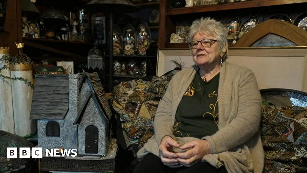 Hoarding: 'I was sleeping in a bed covered in boxes' - BBC News