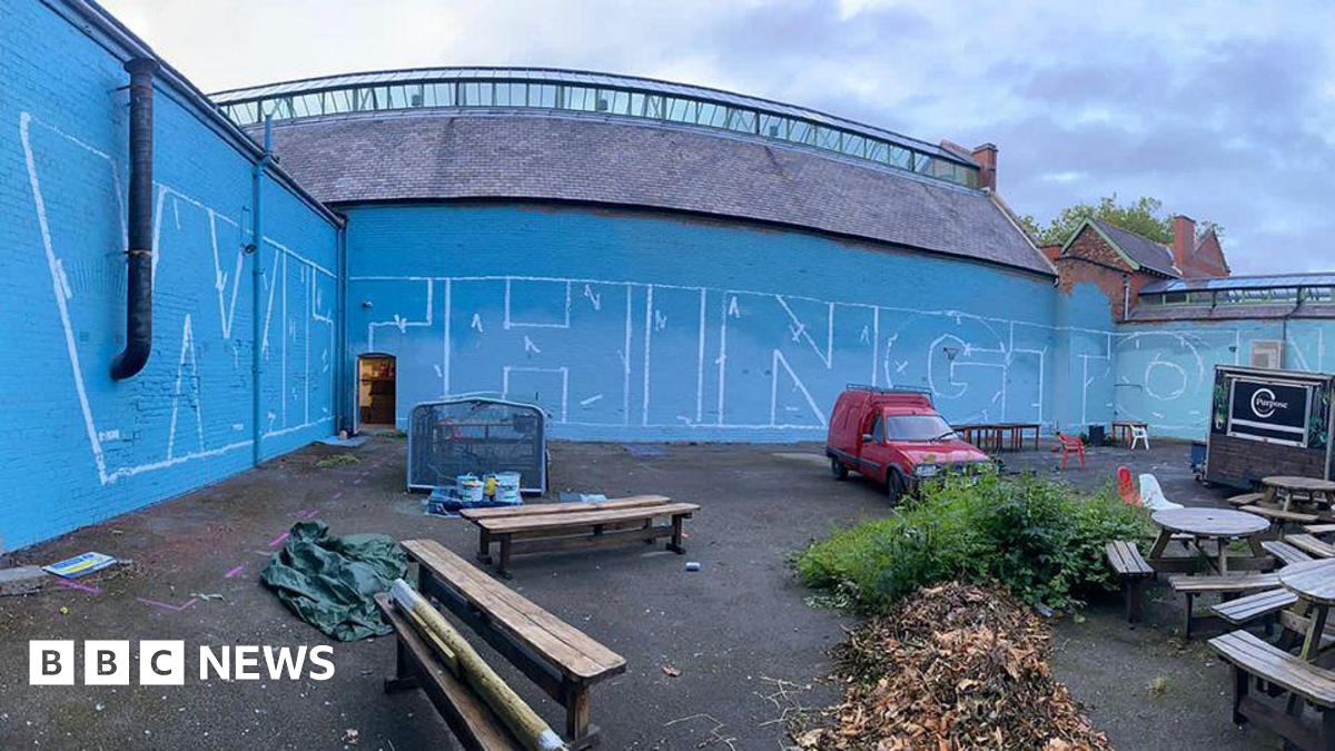 Manchester artists to transform forgotten courtyard with mural - BBC News