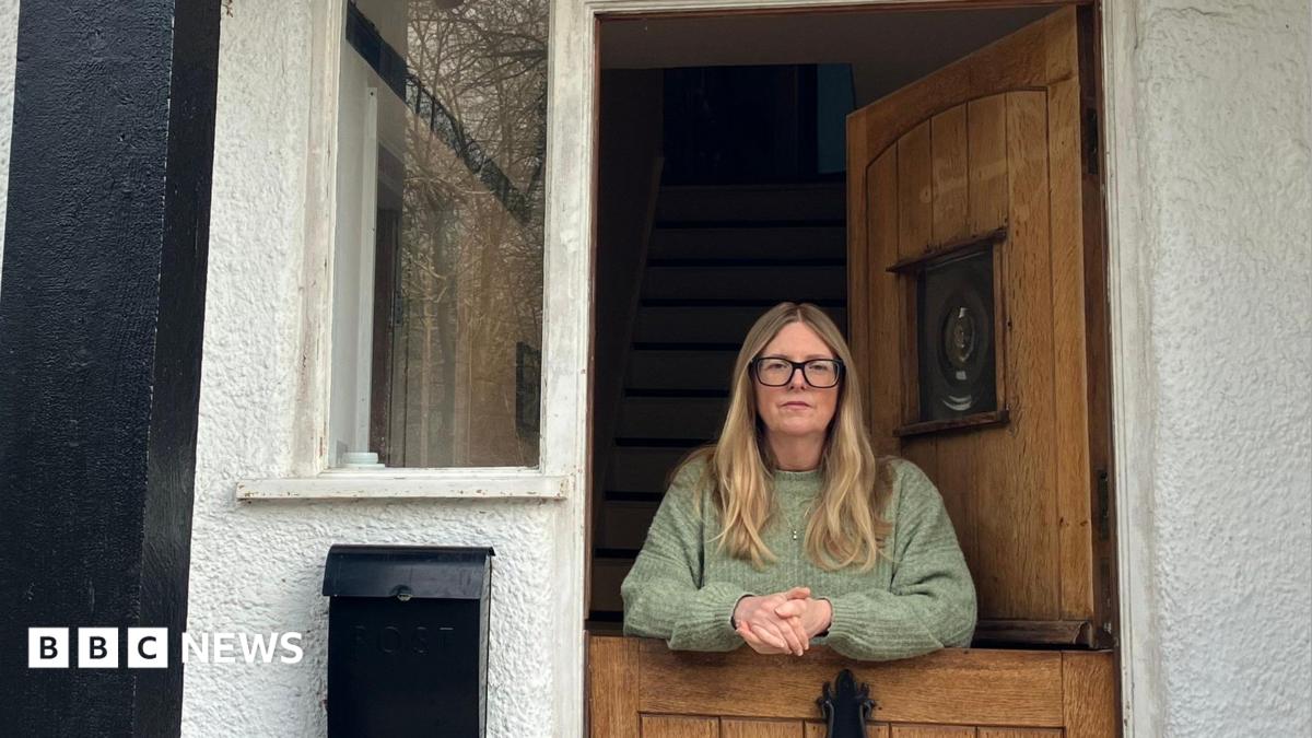 Laleham: Couple 'treated like criminals' over land dispute - BBC News