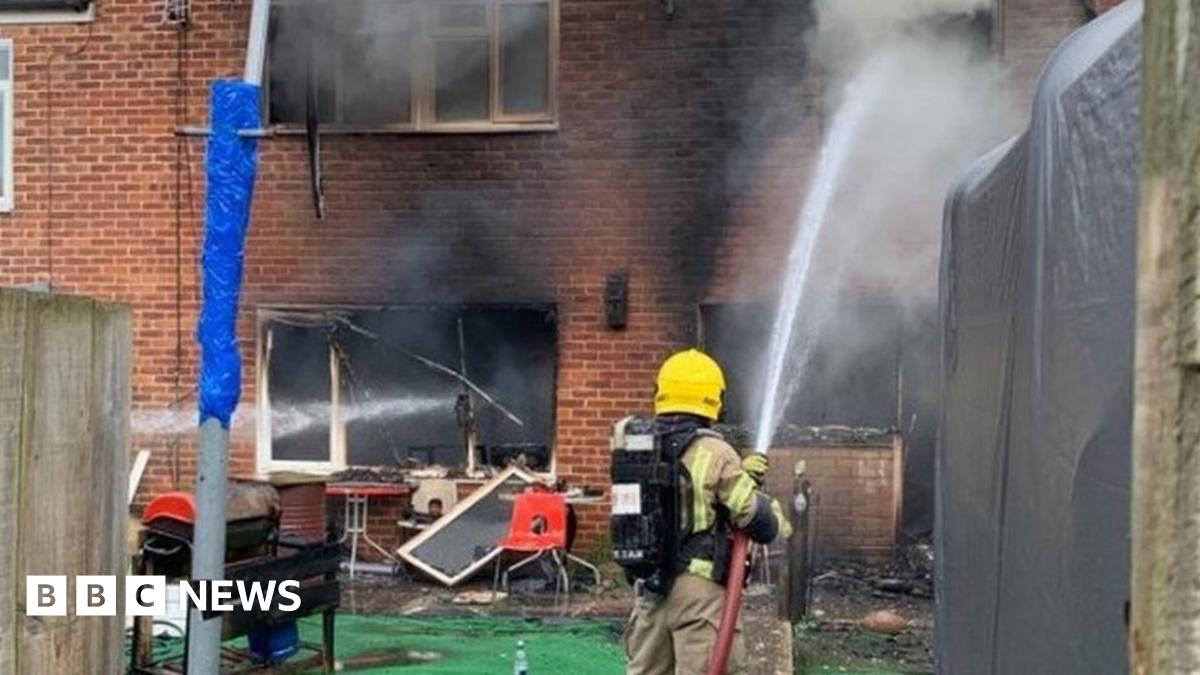 Basingstoke fire: People ignore cordon to film house blaze on phones ...