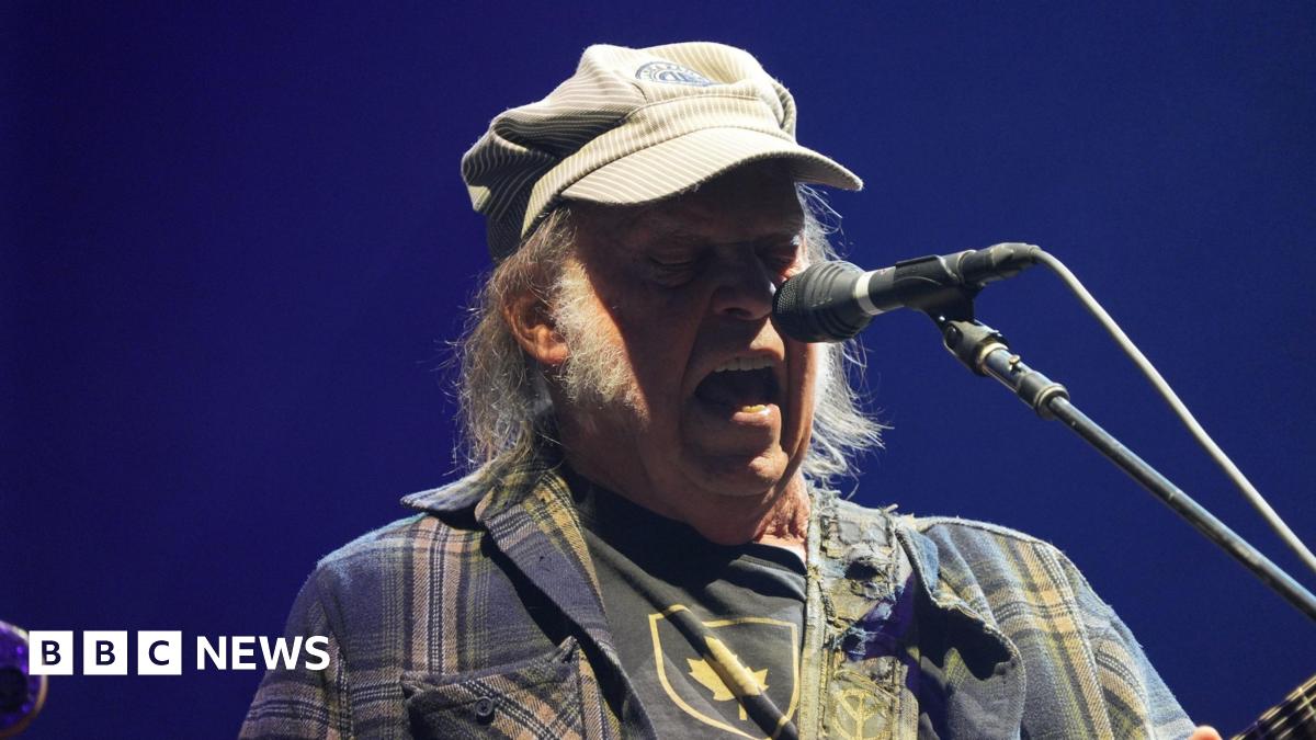 Neil Young cancels planned Glasgow Summer Sessions gig - BBC News