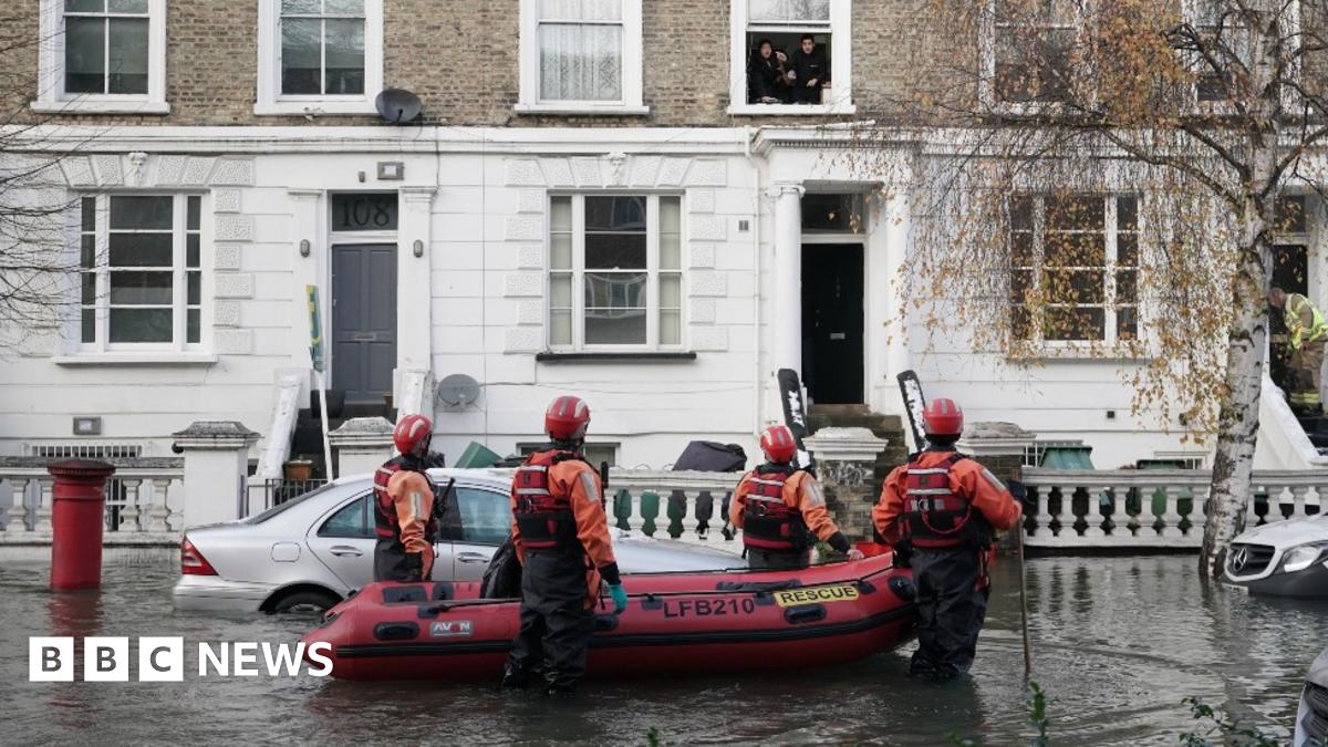 Homes flooded after north London water mains burst - BBC News