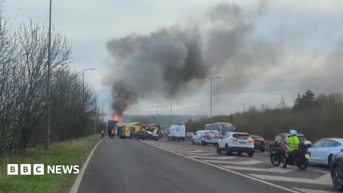 Rush hour lorry fire closes Humber Bridge - BBC News