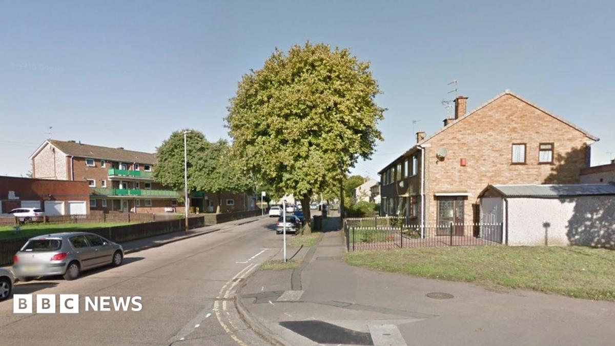 Two murder arrests after 'assaulted' Leicester man dies - BBC News