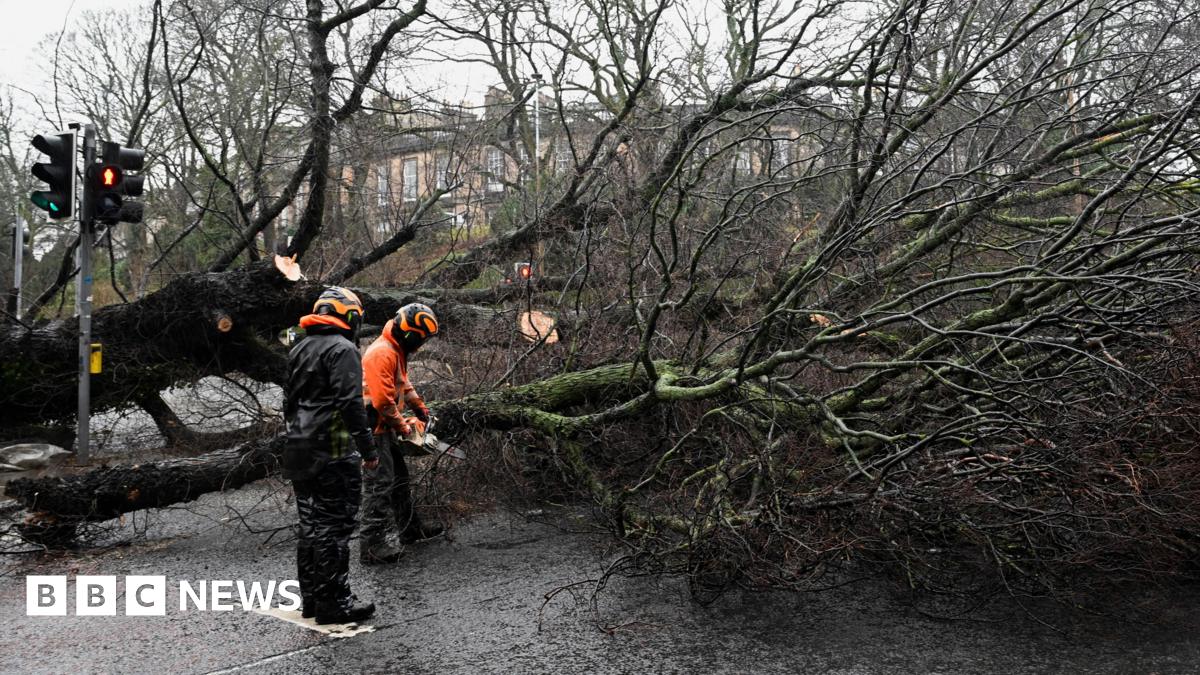 Drivers injured and power cuts as Storm Éowyn hits Scotland - BBC News