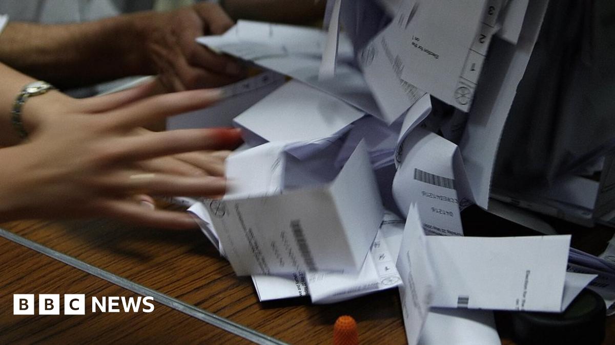 EU citizens sent referendum poll cards - BBC News