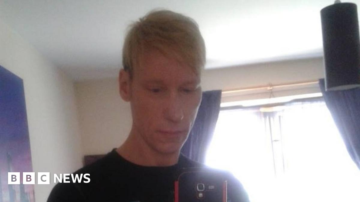 Alleged serial killer Stephen Port 'had body in flat' - BBC News