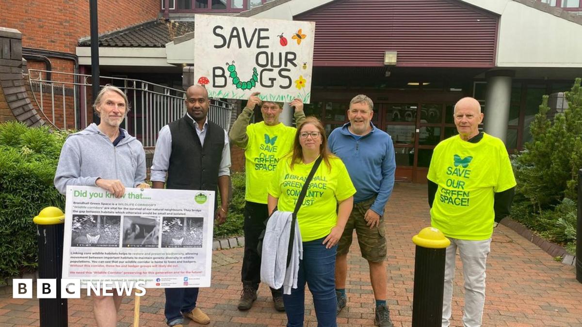 Hundreds object to homes plan at former Brandhall golf club - BBC News
