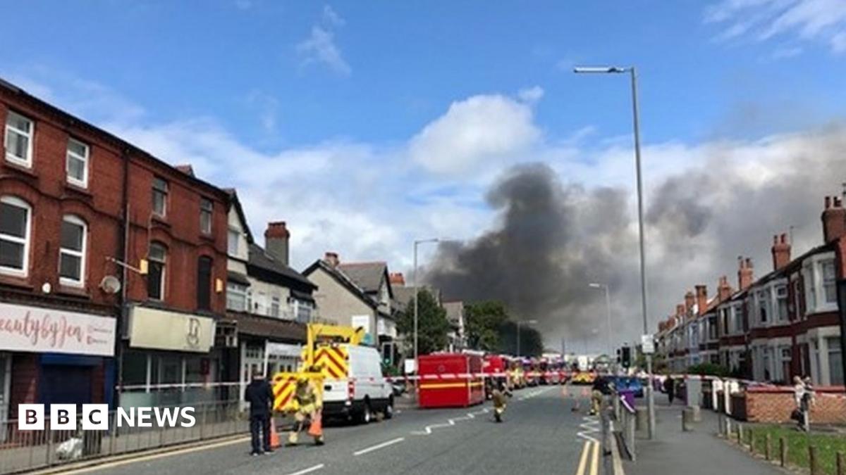 Aintree fire: Crews tackle warehouse blaze - BBC News