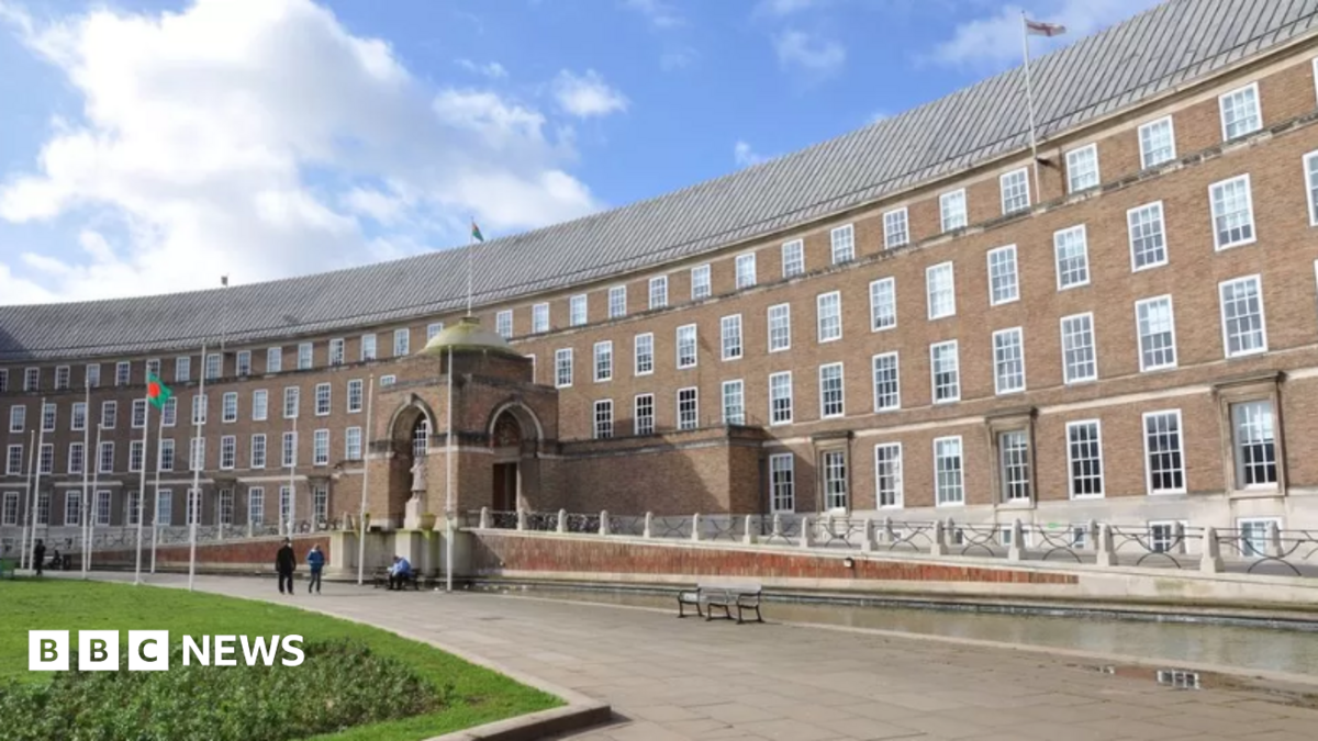 Quicker action needed on climate in Bristol, says expert - BBC News