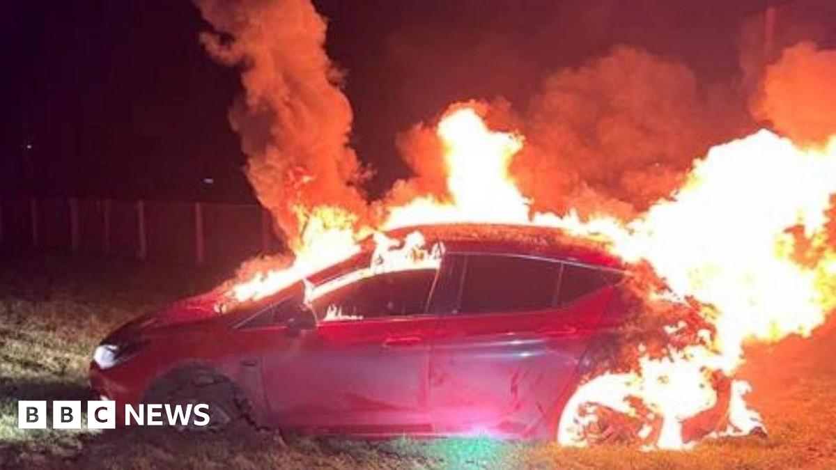 Crewe car fire: Police appeal over suspected arson - BBC News