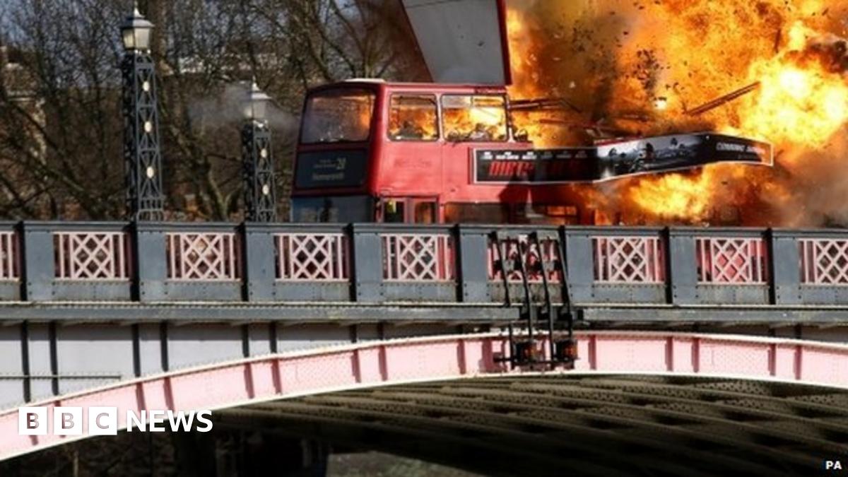 London bus bomb stunt 'bigger than expected' - BBC News