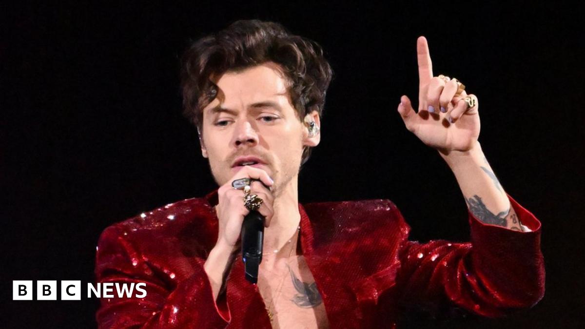 How do radio stations choose their playlists? - BBC News