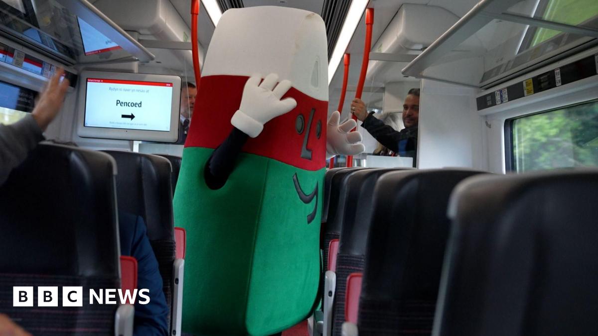 Eisteddfod mascot Mistar Urdd has train named after him - BBC News