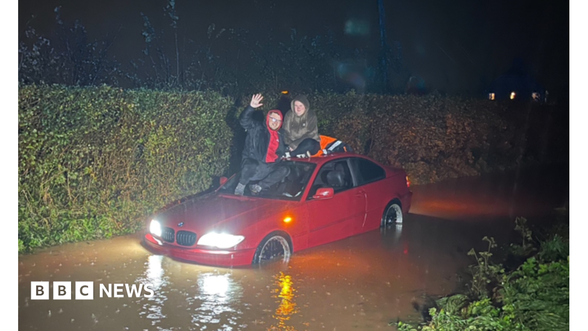 Couple gets engaged on car while stranded in flood near Taunton - BBC News
