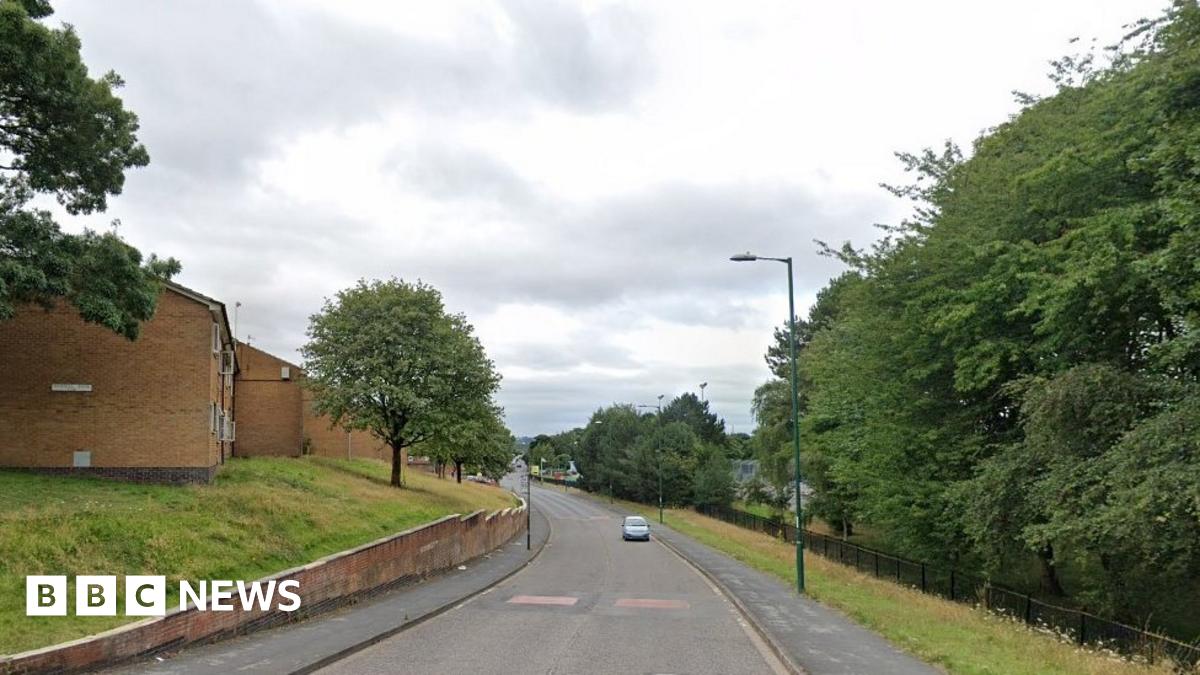 Nottingham knife suspect arrested after police pursuit - BBC News