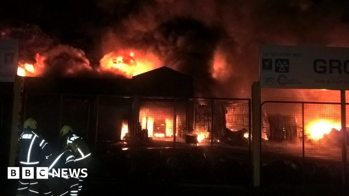 Romford fire: Luxury car showroom blaze treated as 'suspicious' - BBC News