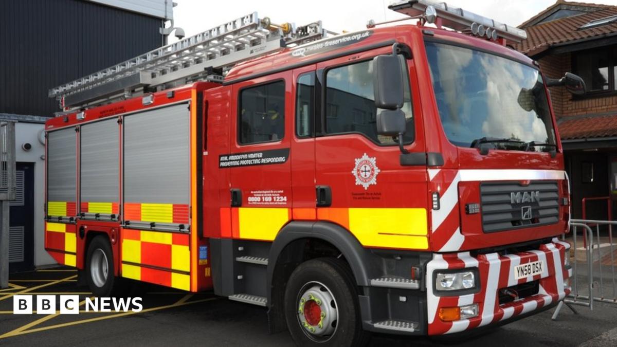 Six homes evacuated after Llanelli house fire - BBC News