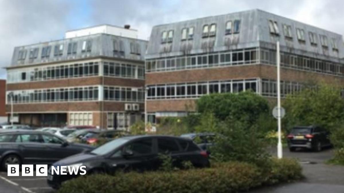Crawley office blocks set to be demolished for new flats - BBC News