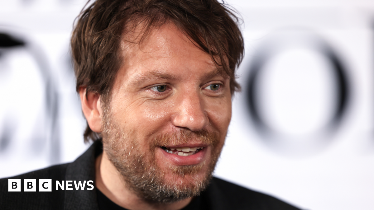 Star Wars filmmaker gets freedom of Nuneaton - BBC News