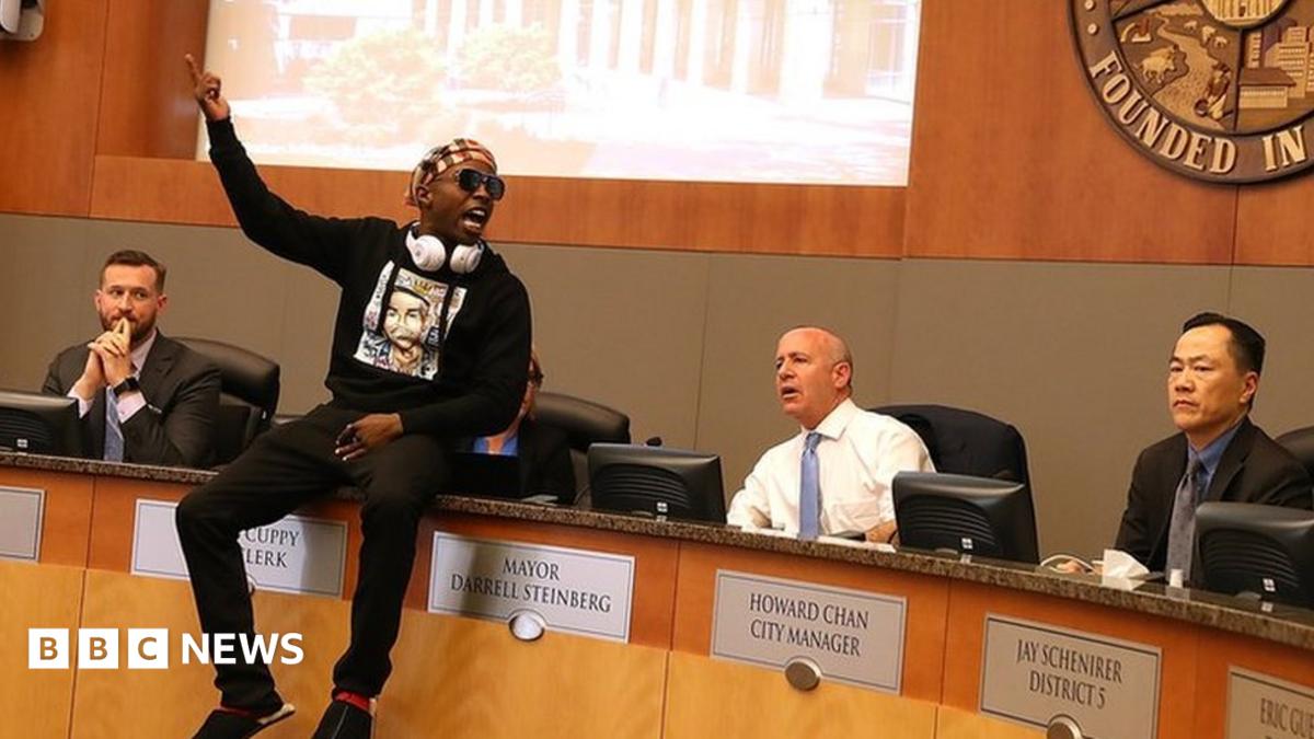 Stephon Clark's brother storms Sacramento council meeting - BBC News