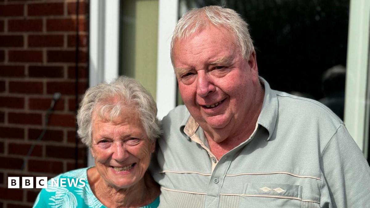 Wolverhampton: Siblings meet for first time aged 79 and 86 - BBC News
