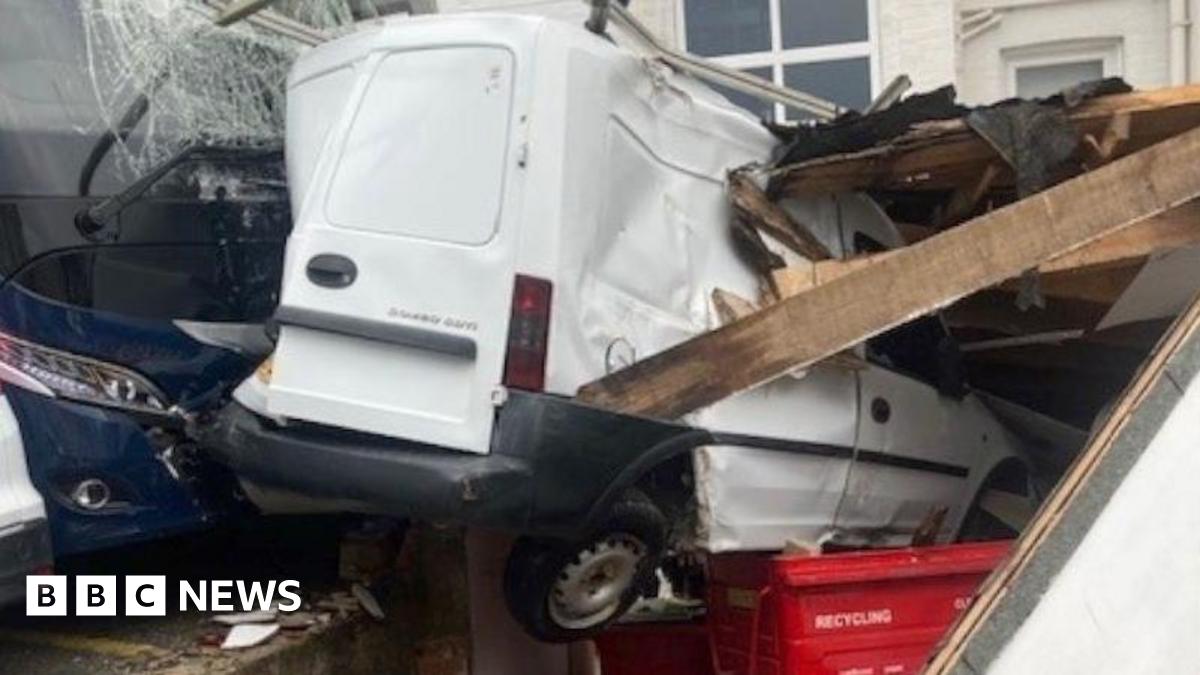 CCTV captures coach before Isle of Wight hotel crash - BBC News