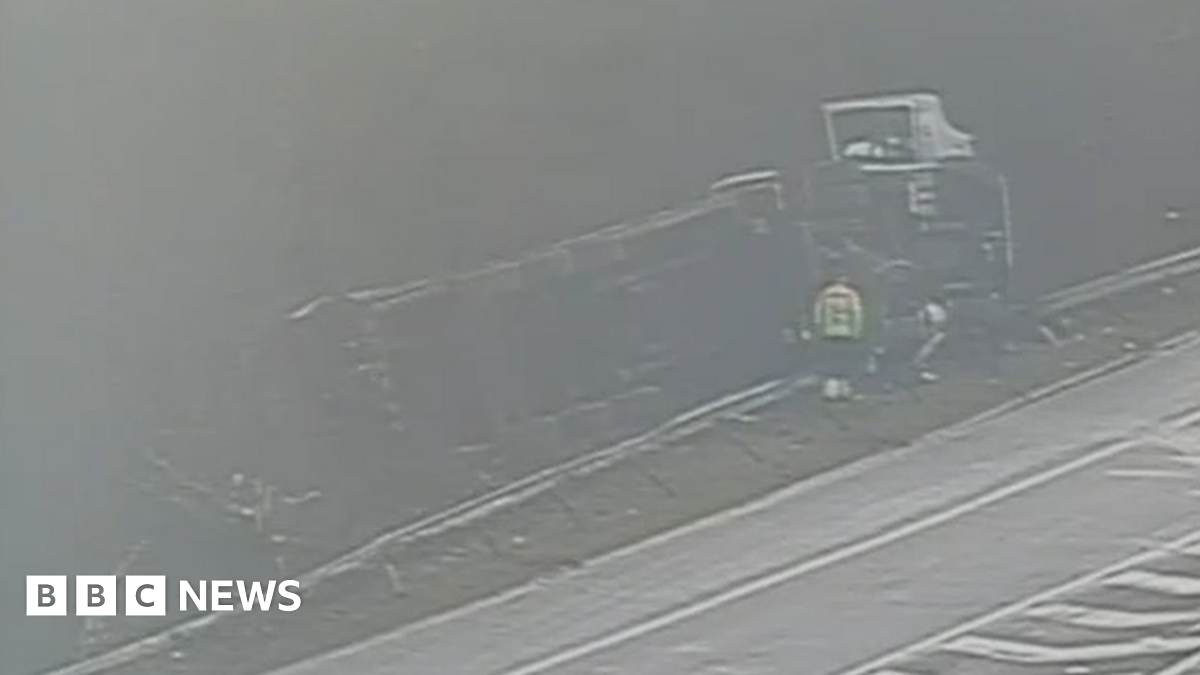 M1 delays as lemonade lorry overturns near J35 at Thorpe Hesley - BBC News