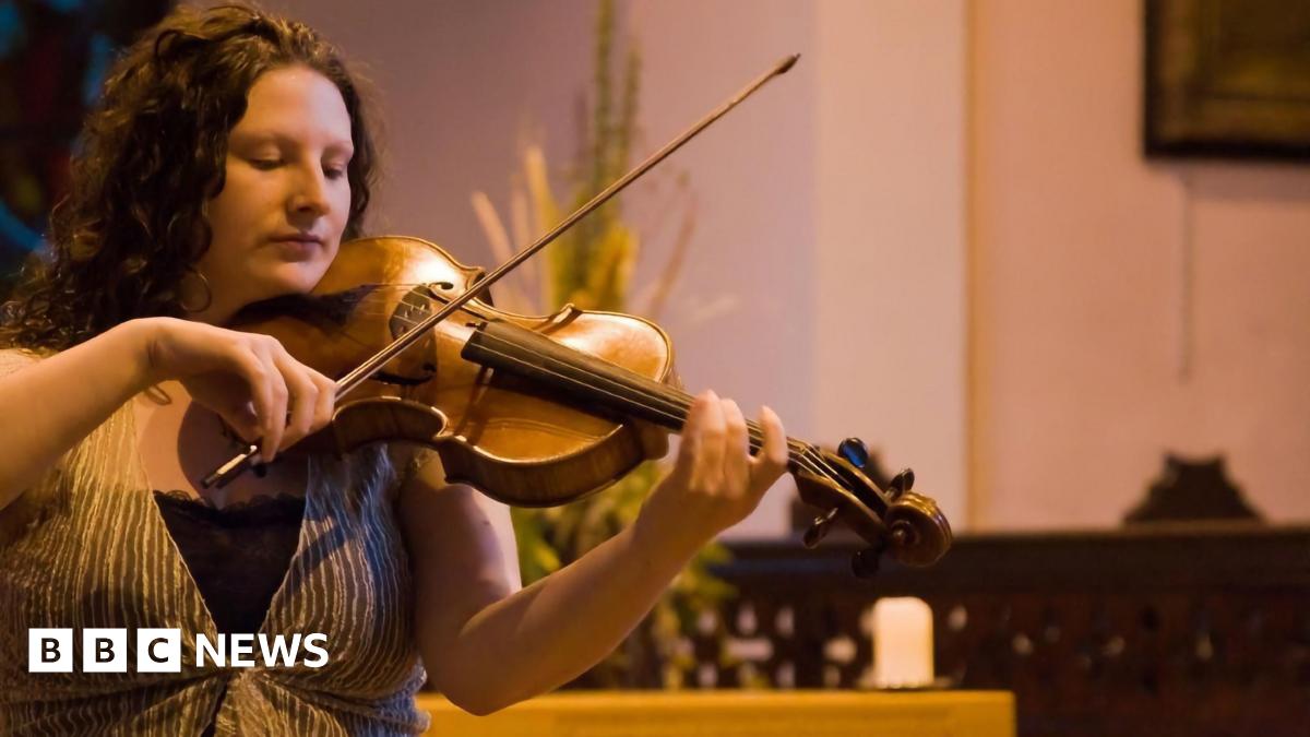 Book of Manx tunes to 'progress students' passion for violin' - BBC News