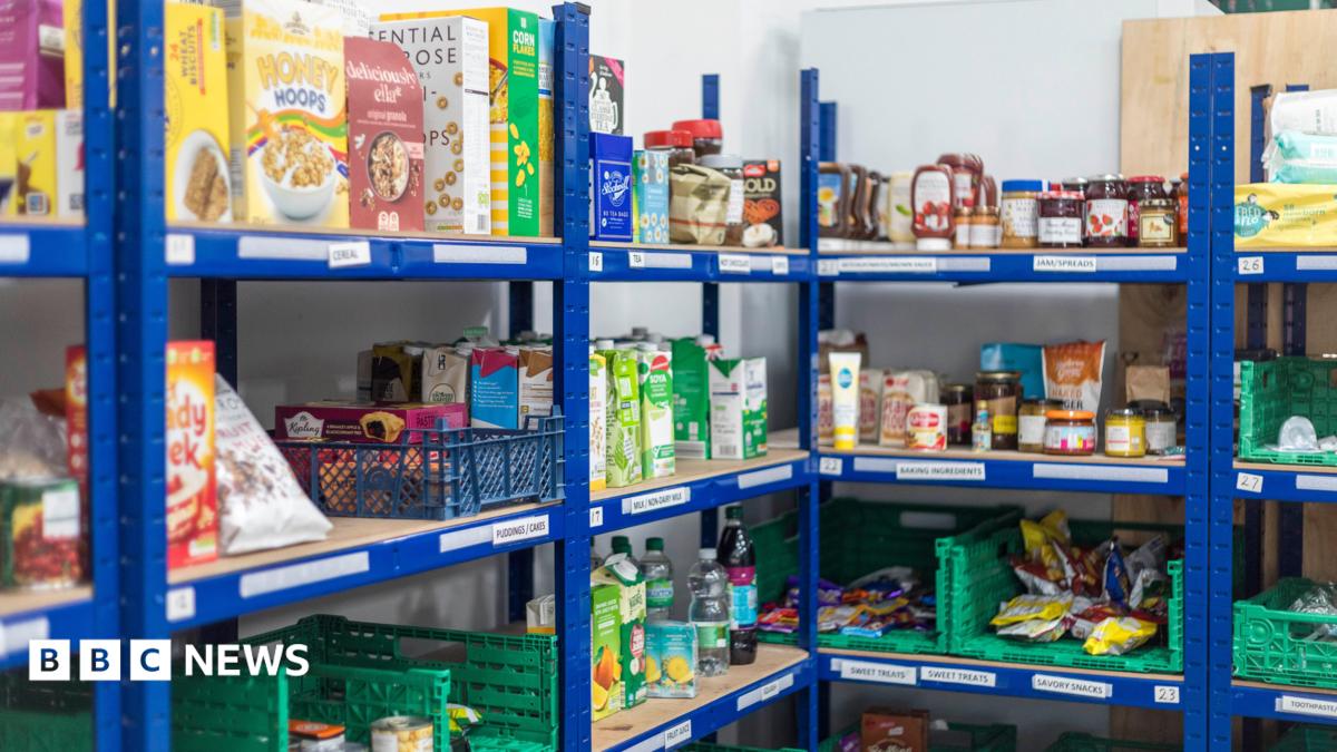 Horsham: Charity aims to create longest line of daily donations - BBC News