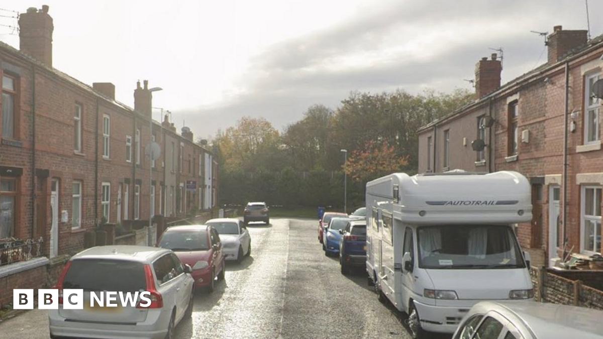 Wigan murder inquiry: Woman arrested over man's death - BBC News