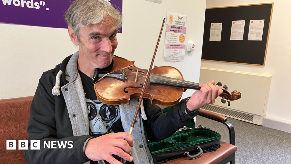 Appeal for new violin case for homeless Northampton musician - BBC News