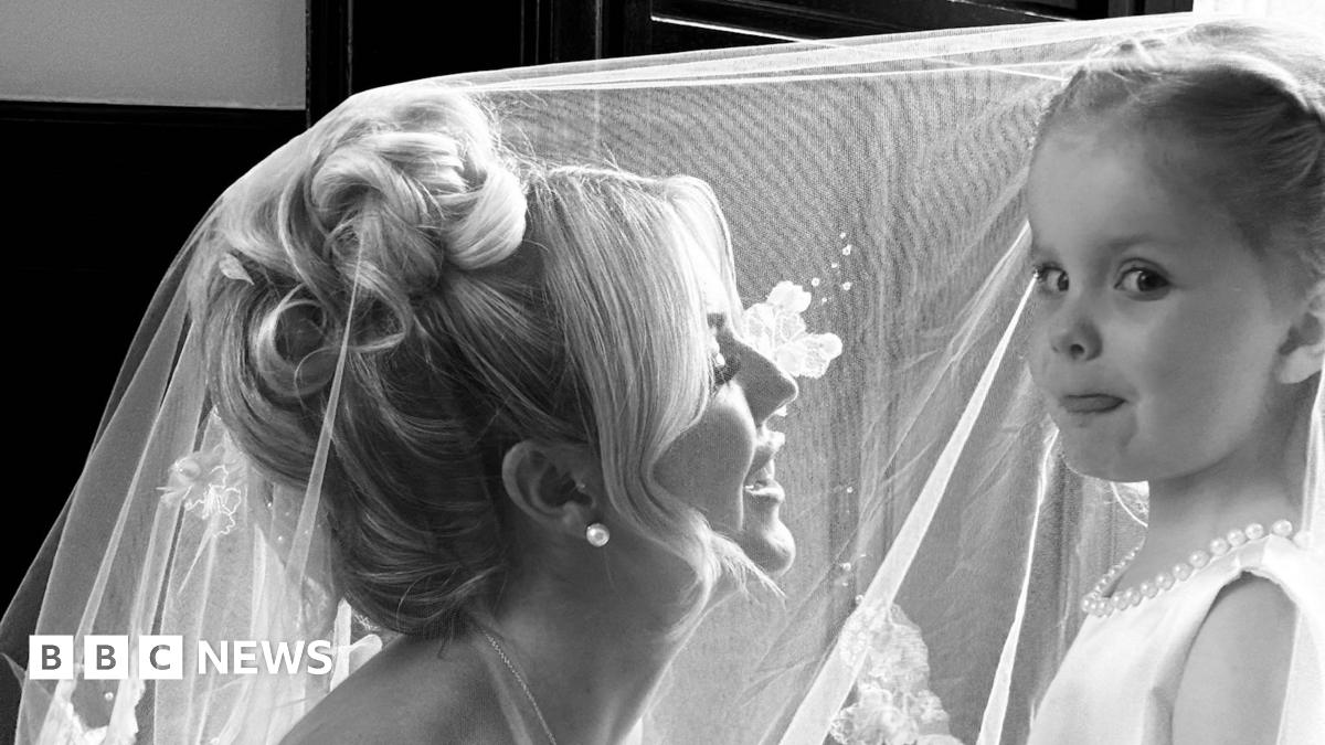 Instagram: Weddings see rise of content creators - BBC News